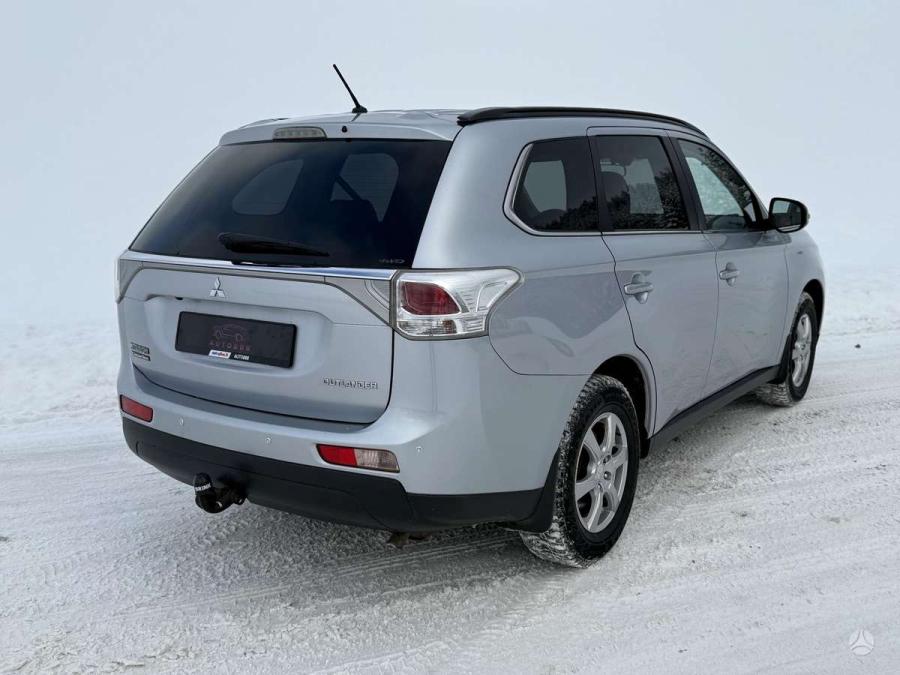Grey Mitsubishi Outlander 2015 in Vilnius, with an engine capacity of 2.00 L and mileage of 204 thousand km for 8800 €, photo 9 on AUTOMOTO.COM.LV