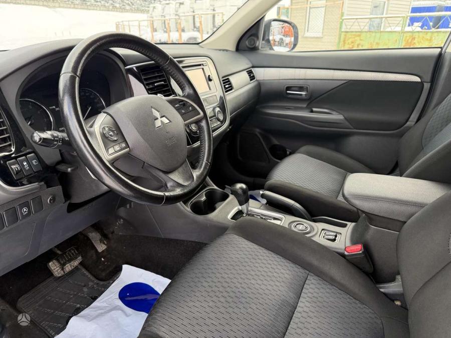 Grey Mitsubishi Outlander 2015 in Vilnius, with an engine capacity of 2.00 L and mileage of 204 thousand km for 8800 €, photo 11 on AUTOMOTO.COM.LV