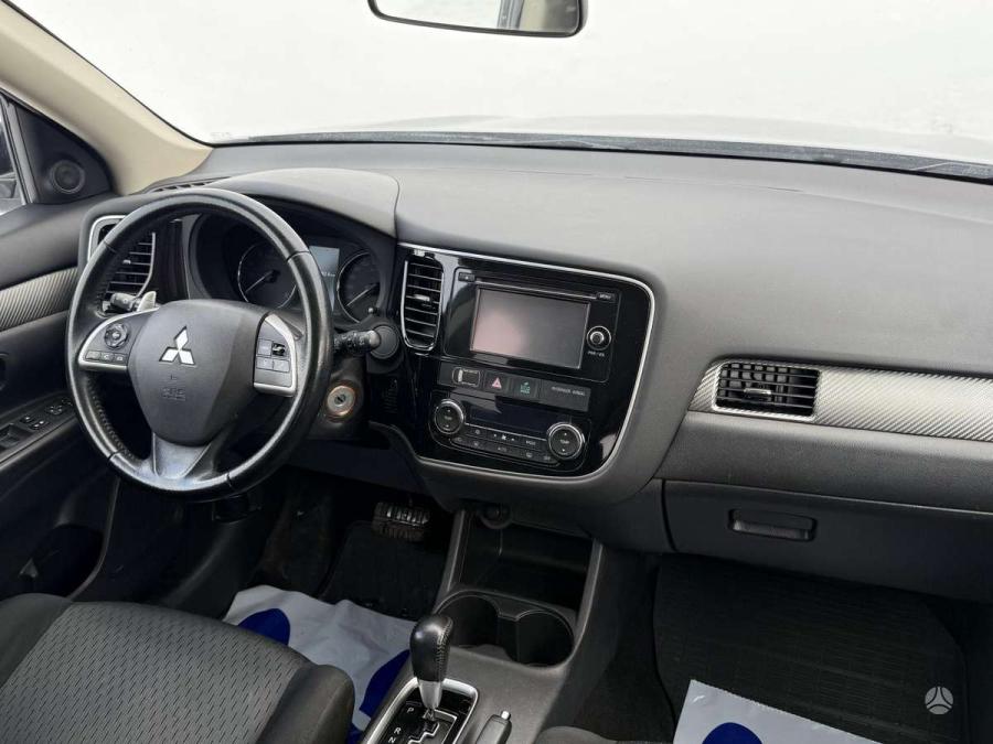 Grey Mitsubishi Outlander 2015 in Vilnius, with an engine capacity of 2.00 L and mileage of 204 thousand km for 8800 €, photo 12 on AUTOMOTO.COM.LV