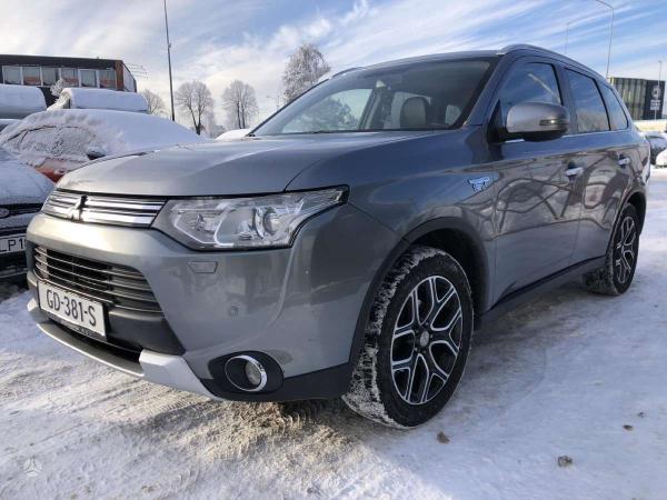 Grey Mitsubishi Outlander 2015 in Klaipeda, with an engine capacity of 2.00 L and mileage of 227 thousand km for 8500 €, photo 1 on AUTOMOTO.COM.LV