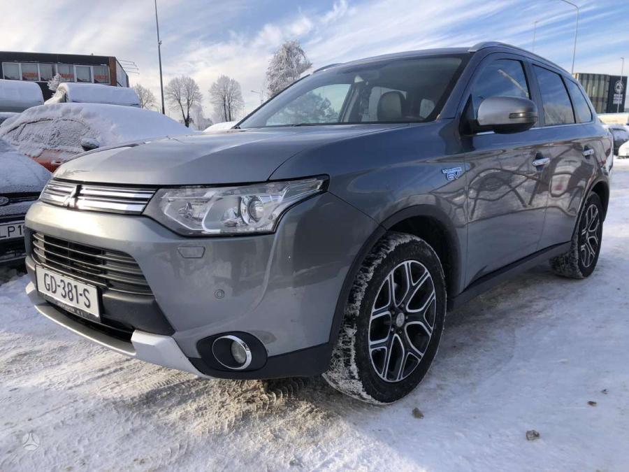 Grey Mitsubishi Outlander 2015 in Klaipeda, with an engine capacity of 2.00 L and mileage of 227 thousand km for 8500 €, photo 1 on AUTOMOTO.COM.LV