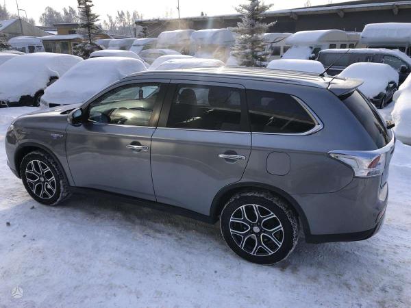 Grey Mitsubishi Outlander 2015 in Klaipeda, with an engine capacity of 2.00 L and mileage of 227 thousand km for 8500 €, photo 3 on AUTOMOTO.COM.LV
