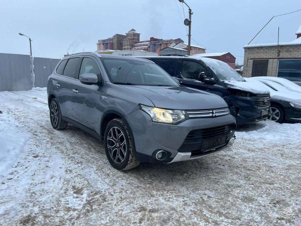 Grey Mitsubishi Outlander 2015 in Kaunas, with an engine capacity of 2.00 L and mileage of 125 thousand km for 6400 €, photo 1 on AUTOMOTO.COM.LV