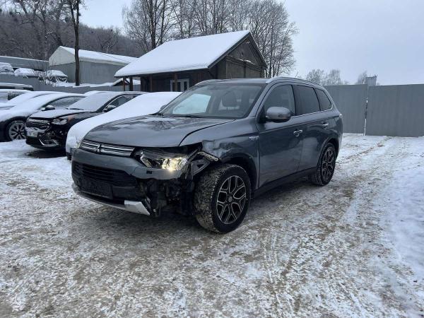 Grey Mitsubishi Outlander 2015 in Kaunas, with an engine capacity of 2.00 L and mileage of 125 thousand km for 6400 €, photo 2 on AUTOMOTO.COM.LV