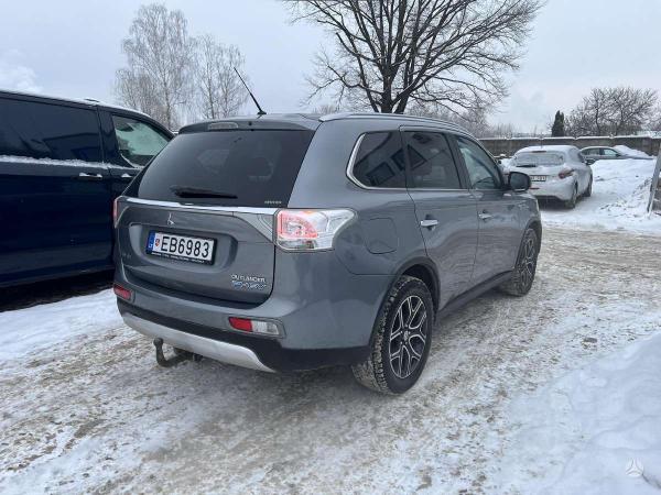 Grey Mitsubishi Outlander 2015 in Kaunas, with an engine capacity of 2.00 L and mileage of 125 thousand km for 6400 €, photo 3 on AUTOMOTO.COM.LV