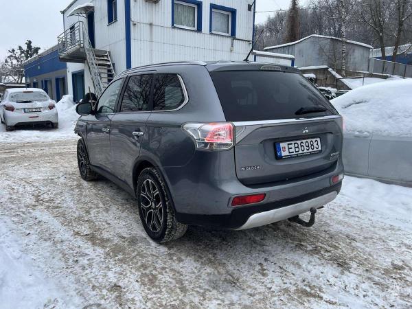 Grey Mitsubishi Outlander 2015 in Kaunas, with an engine capacity of 2.00 L and mileage of 125 thousand km for 6400 €, photo 4 on AUTOMOTO.COM.LV