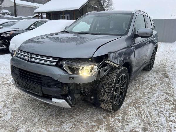 Grey Mitsubishi Outlander 2015 in Kaunas, with an engine capacity of 2.00 L and mileage of 125 thousand km for 6400 €, photo 6 on AUTOMOTO.COM.LV