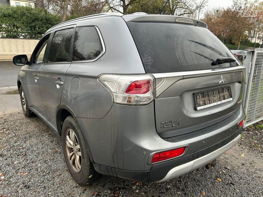 Grey Mitsubishi Outlander 2015 in Panevezys, with an engine capacity of 2.30 L and mileage of 238 thousand km for 4900 €, photo 6 on AUTOMOTO.COM.LV