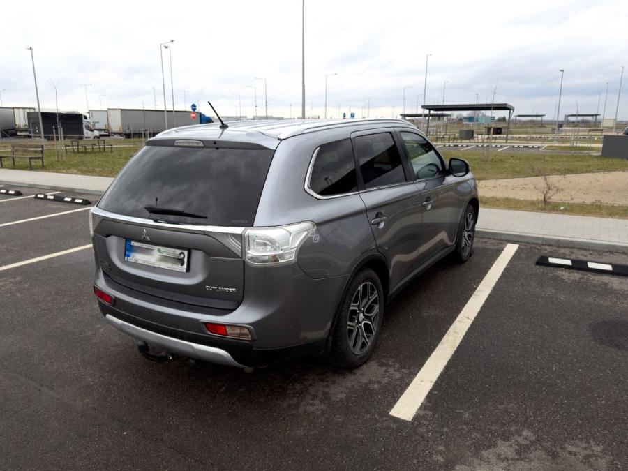 Grey Mitsubishi Outlander 2015 in Marijampole, with an engine capacity of 2.00 L and mileage of 293 thousand km for 9500 €, photo 4 on AUTOMOTO.COM.LV