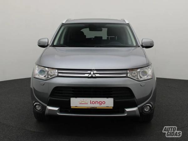 Grey Mitsubishi Outlander 2015 in Vilnius, with an engine capacity of 2.00 L and mileage of 227 thousand km for 10499 €, photo 3 on AUTOMOTO.COM.LV