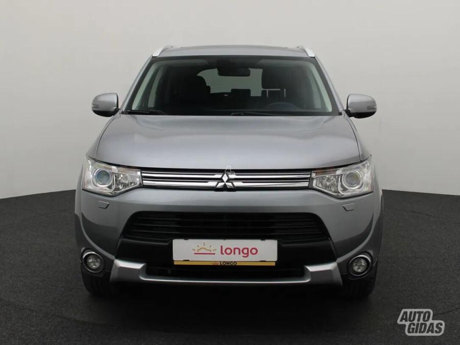 Grey Mitsubishi Outlander 2015 in Vilnius, with an engine capacity of 2.00 L and mileage of 227 thousand km for 10499 €, photo 4 on AUTOMOTO.COM.LV
