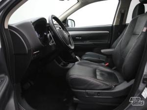 Grey Mitsubishi Outlander 2015 in Vilnius, with an engine capacity of 2.00 L and mileage of 227 thousand km for 10499 €, photo 5 on AUTOMOTO.COM.LV