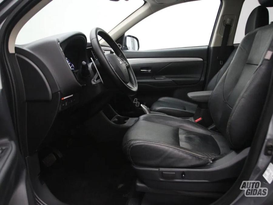Grey Mitsubishi Outlander 2015 in Vilnius, with an engine capacity of 2.00 L and mileage of 227 thousand km for 10499 €, photo 5 on AUTOMOTO.COM.LV