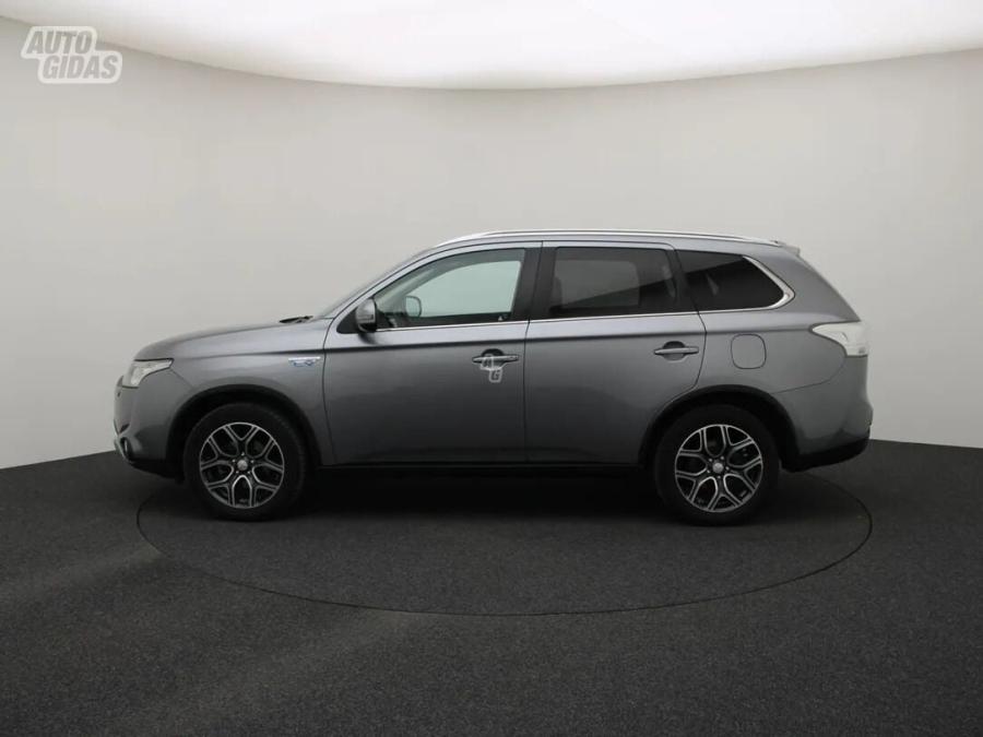Grey Mitsubishi Outlander 2015 in Vilnius, with an engine capacity of 2.00 L and mileage of 227 thousand km for 10499 €, photo 7 on AUTOMOTO.COM.LV