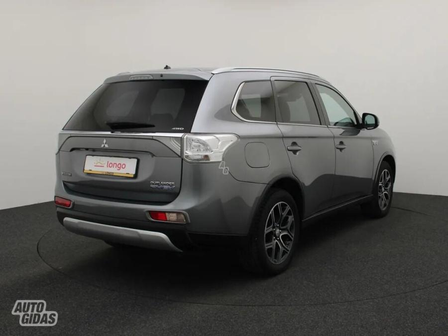 Grey Mitsubishi Outlander 2015 in Vilnius, with an engine capacity of 2.00 L and mileage of 227 thousand km for 10499 €, photo 9 on AUTOMOTO.COM.LV