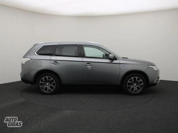 Grey Mitsubishi Outlander 2015 in Vilnius, with an engine capacity of 2.00 L and mileage of 227 thousand km for 10499 €, photo 9 on AUTOMOTO.COM.LV