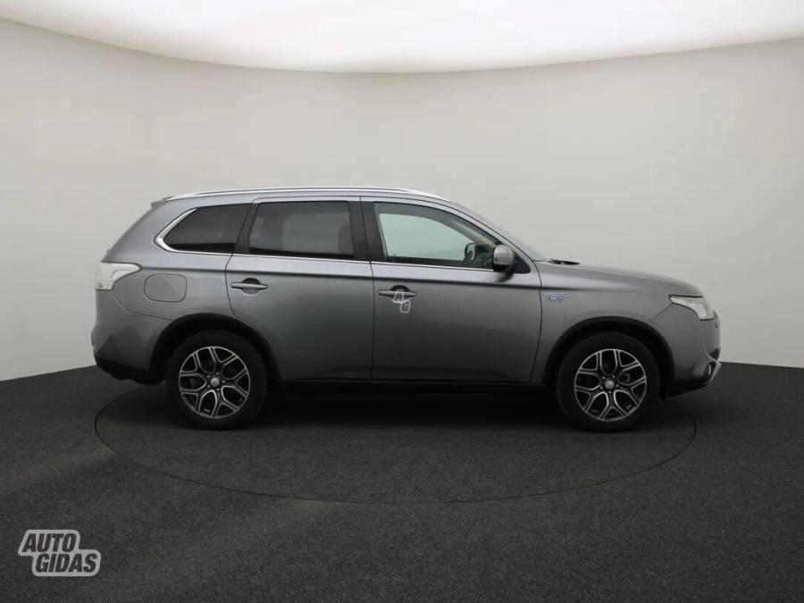 Grey Mitsubishi Outlander 2015 in Vilnius, with an engine capacity of 2.00 L and mileage of 227 thousand km for 10499 €, photo 10 on AUTOMOTO.COM.LV