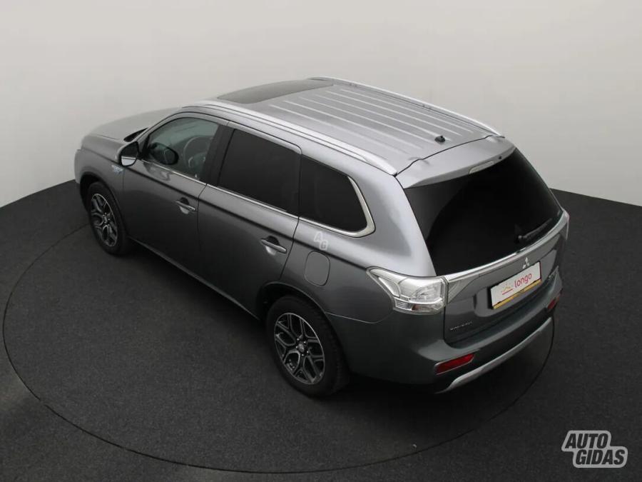 Grey Mitsubishi Outlander 2015 in Vilnius, with an engine capacity of 2.00 L and mileage of 227 thousand km for 10499 €, photo 13 on AUTOMOTO.COM.LV