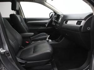 Grey Mitsubishi Outlander 2015 in Vilnius, with an engine capacity of 2.00 L and mileage of 227 thousand km for 10499 €, photo 15 on AUTOMOTO.COM.LV