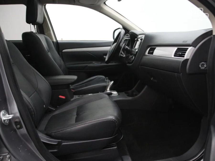 Grey Mitsubishi Outlander 2015 in Vilnius, with an engine capacity of 2.00 L and mileage of 227 thousand km for 10499 €, photo 15 on AUTOMOTO.COM.LV