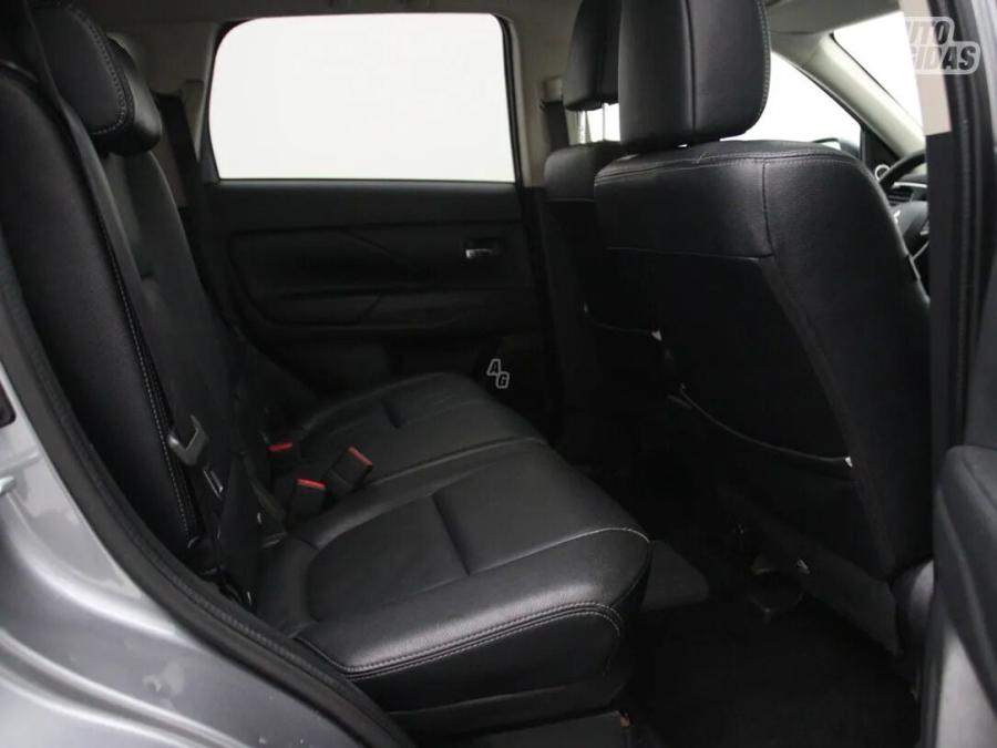 Grey Mitsubishi Outlander 2015 in Vilnius, with an engine capacity of 2.00 L and mileage of 227 thousand km for 10499 €, photo 16 on AUTOMOTO.COM.LV
