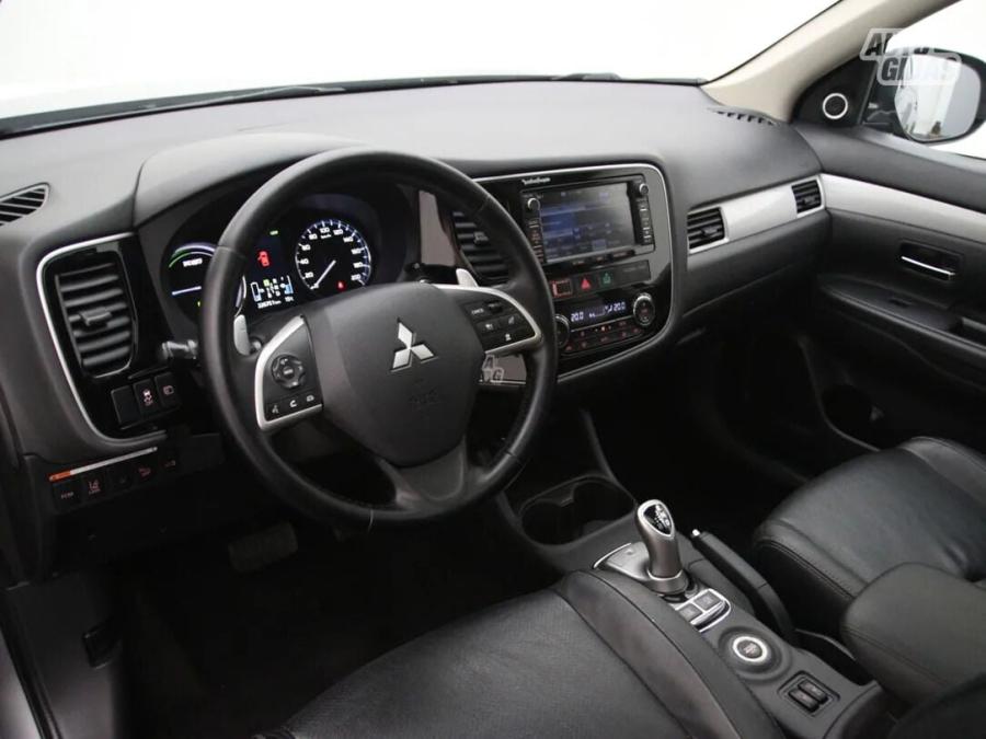 Grey Mitsubishi Outlander 2015 in Vilnius, with an engine capacity of 2.00 L and mileage of 227 thousand km for 10499 €, photo 17 on AUTOMOTO.COM.LV