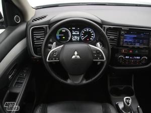 Grey Mitsubishi Outlander 2015 in Vilnius, with an engine capacity of 2.00 L and mileage of 227 thousand km for 10499 €, photo 18 on AUTOMOTO.COM.LV