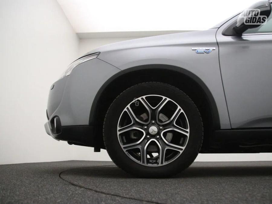 Grey Mitsubishi Outlander 2015 in Vilnius, with an engine capacity of 2.00 L and mileage of 227 thousand km for 10499 €, photo 28 on AUTOMOTO.COM.LV