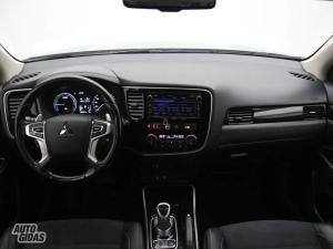 Grey Mitsubishi Outlander 2015 in Vilnius, with an engine capacity of 2.00 L and mileage of 253 thousand km for 11899 €, photo 3 on AUTOMOTO.COM.LV