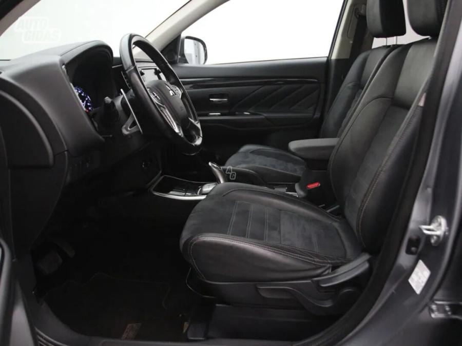Grey Mitsubishi Outlander 2015 in Vilnius, with an engine capacity of 2.00 L and mileage of 253 thousand km for 11899 €, photo 5 on AUTOMOTO.COM.LV