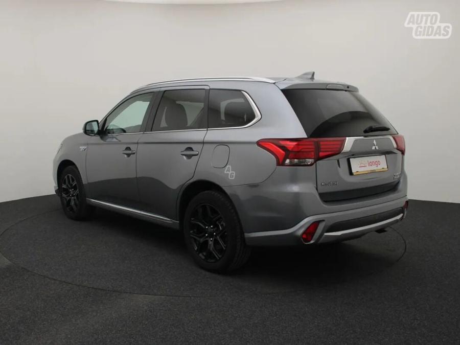 Grey Mitsubishi Outlander 2015 in Vilnius, with an engine capacity of 2.00 L and mileage of 253 thousand km for 11899 €, photo 8 on AUTOMOTO.COM.LV