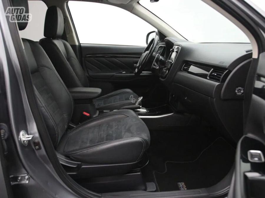 Grey Mitsubishi Outlander 2015 in Vilnius, with an engine capacity of 2.00 L and mileage of 253 thousand km for 11899 €, photo 15 on AUTOMOTO.COM.LV