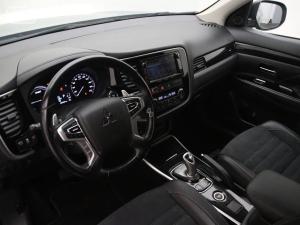 Grey Mitsubishi Outlander 2015 in Vilnius, with an engine capacity of 2.00 L and mileage of 253 thousand km for 11899 €, photo 17 on AUTOMOTO.COM.LV