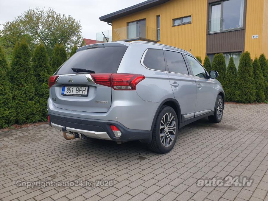 Grey Mitsubishi Outlander 2015 in Tallinn, with an engine capacity of 2.00 L and mileage of 191 thousand km for 11000 €, photo 5 on AUTOMOTO.COM.LV