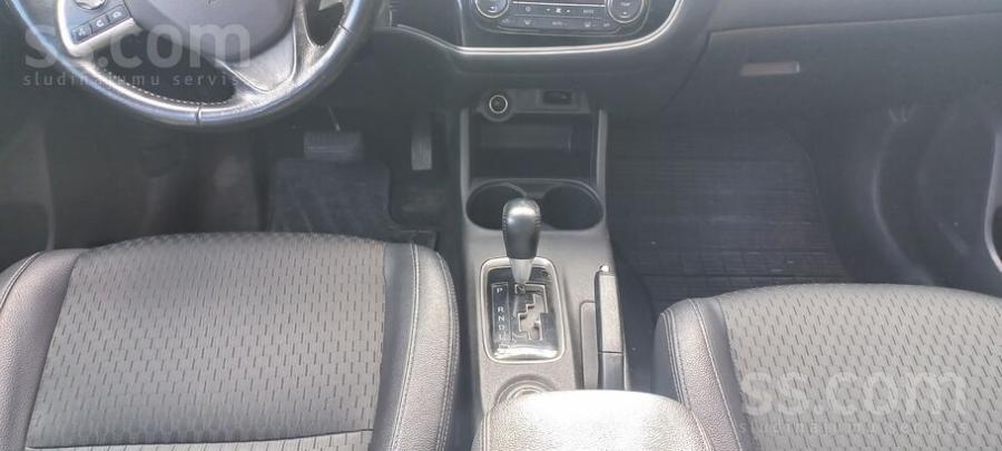 Pelēks Mitsubishi Outlander 2015 Rīga, ar dzinēja tilpumu 2.20 L un nobraukumu 301 tūkst. km par 8300 €, foto 8 vietnē AUTOMOTO.COM.LV