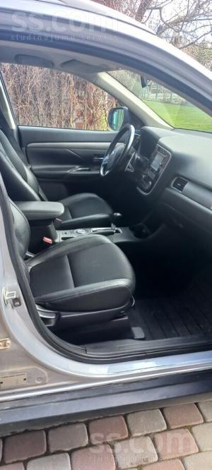 Pelēks Mitsubishi Outlander 2015 Rīga, ar dzinēja tilpumu 2.20 L un nobraukumu 301 tūkst. km par 8300 €, foto 9 vietnē AUTOMOTO.COM.LV