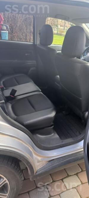 Pelēks Mitsubishi Outlander 2015 Rīga, ar dzinēja tilpumu 2.20 L un nobraukumu 301 tūkst. km par 8300 €, foto 10 vietnē AUTOMOTO.COM.LV