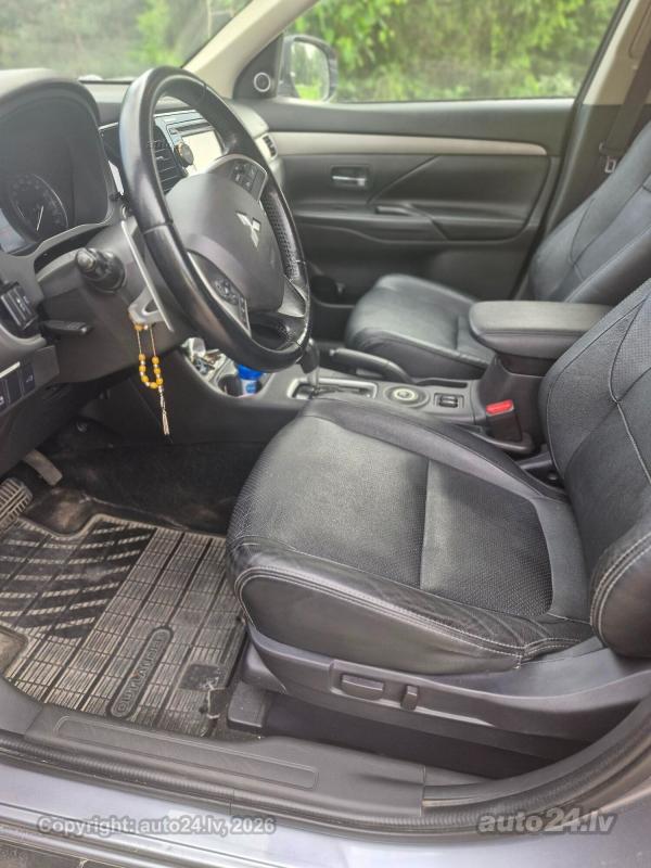 Pelēks Mitsubishi Outlander 2015 Tallina, ar dzinēja tilpumu 2.30 L un nobraukumu 313 tūkst. km par 7250 €, foto 5 vietnē AUTOMOTO.COM.LV