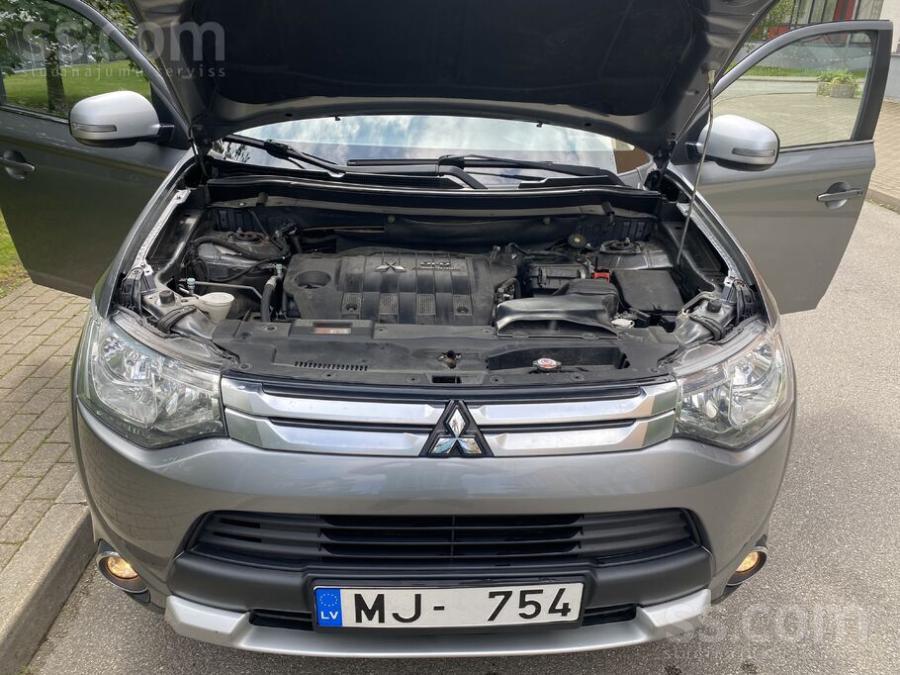 Grey Mitsubishi Outlander 2015 in Riga, with an engine capacity of 2.30 L and mileage of 241 thousand km for 8350 €, photo 3 on AUTOMOTO.COM.LV