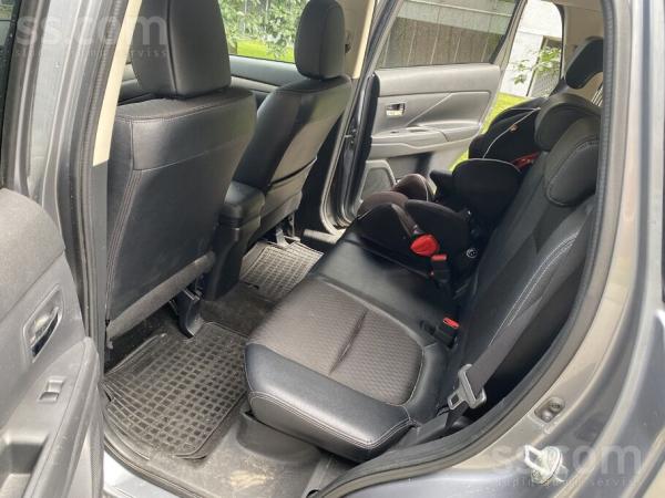 Grey Mitsubishi Outlander 2015 in Riga, with an engine capacity of 2.30 L and mileage of 241 thousand km for 8350 €, photo 3 on AUTOMOTO.COM.LV