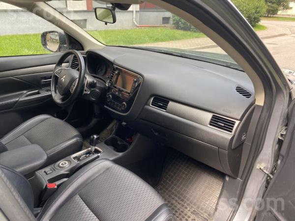 Grey Mitsubishi Outlander 2015 in Riga, with an engine capacity of 2.30 L and mileage of 241 thousand km for 8350 €, photo 4 on AUTOMOTO.COM.LV