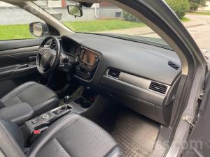 Grey Mitsubishi Outlander 2015 in Riga, with an engine capacity of 2.30 L and mileage of 241 thousand km for 8350 €, photo 5 on AUTOMOTO.COM.LV