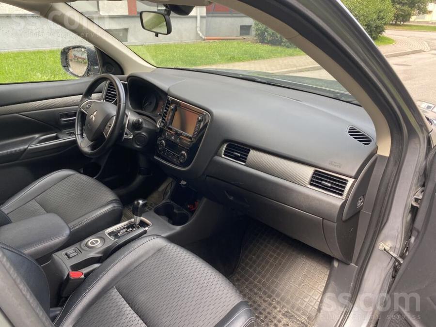 Grey Mitsubishi Outlander 2015 in Riga, with an engine capacity of 2.30 L and mileage of 241 thousand km for 8350 €, photo 5 on AUTOMOTO.COM.LV
