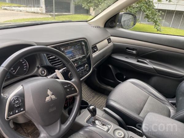 Grey Mitsubishi Outlander 2015 in Riga, with an engine capacity of 2.30 L and mileage of 241 thousand km for 8350 €, photo 5 on AUTOMOTO.COM.LV