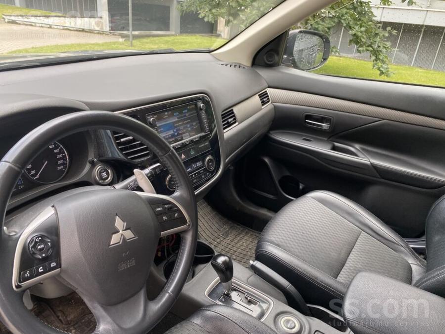 Grey Mitsubishi Outlander 2015 in Riga, with an engine capacity of 2.30 L and mileage of 241 thousand km for 8350 €, photo 6 on AUTOMOTO.COM.LV
