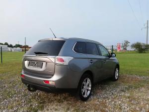 Grey Mitsubishi Outlander 2015 in Saldus, with an engine capacity of 2.20 L and mileage of 189 thousand km for 8500 €, photo 3 on AUTOMOTO.COM.LV