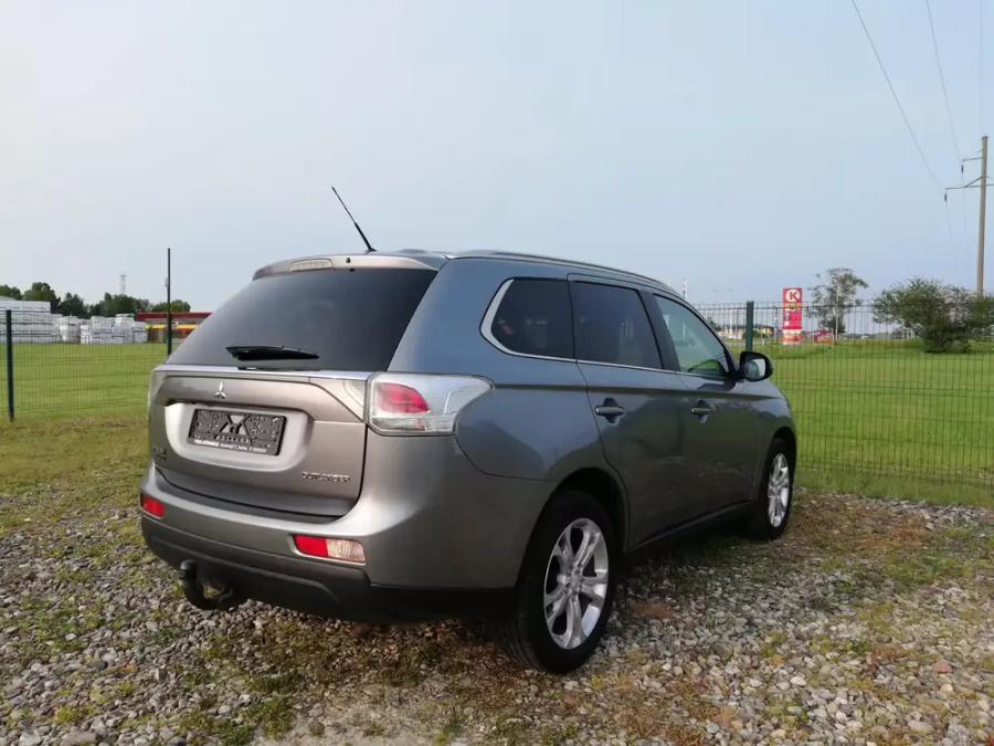 Grey Mitsubishi Outlander 2015 in Saldus, with an engine capacity of 2.20 L and mileage of 189 thousand km for 8500 €, photo 3 on AUTOMOTO.COM.LV