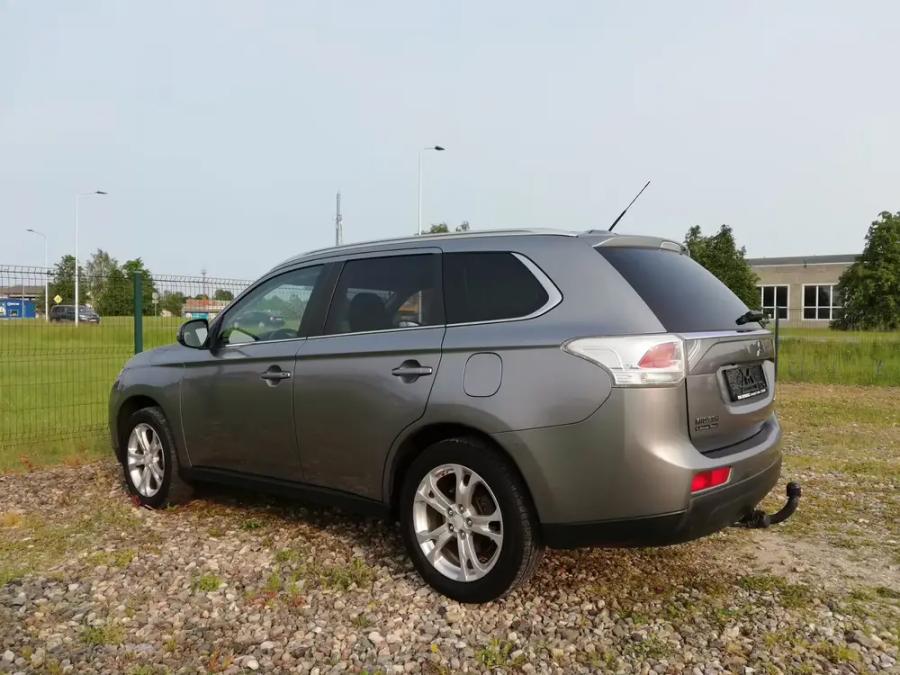 Grey Mitsubishi Outlander 2015 in Saldus, with an engine capacity of 2.20 L and mileage of 189 thousand km for 8500 €, photo 5 on AUTOMOTO.COM.LV