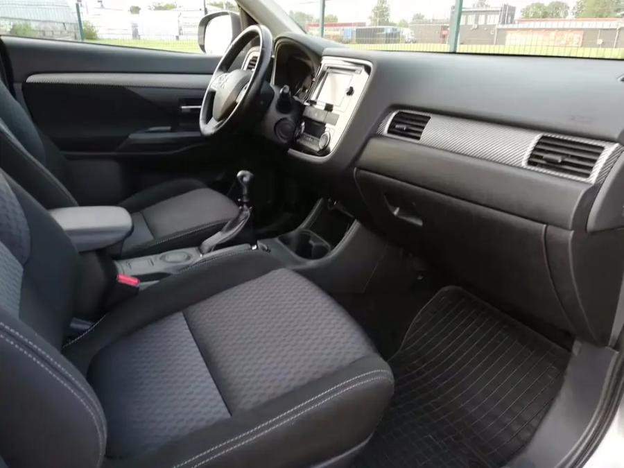 Grey Mitsubishi Outlander 2015 in Saldus, with an engine capacity of 2.20 L and mileage of 189 thousand km for 8500 €, photo 6 on AUTOMOTO.COM.LV