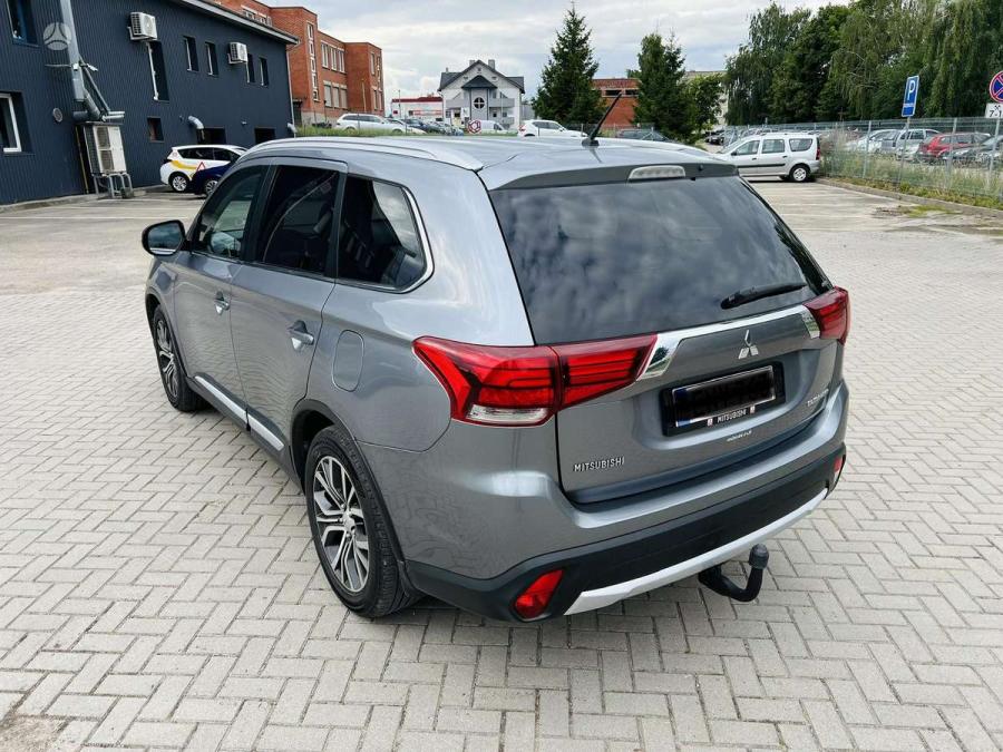 Grey Mitsubishi Outlander 2015 in Radviliskis, with an engine capacity of 2.27 L and mileage of 266 thousand km for 8950 €, photo 4 on AUTOMOTO.COM.LV